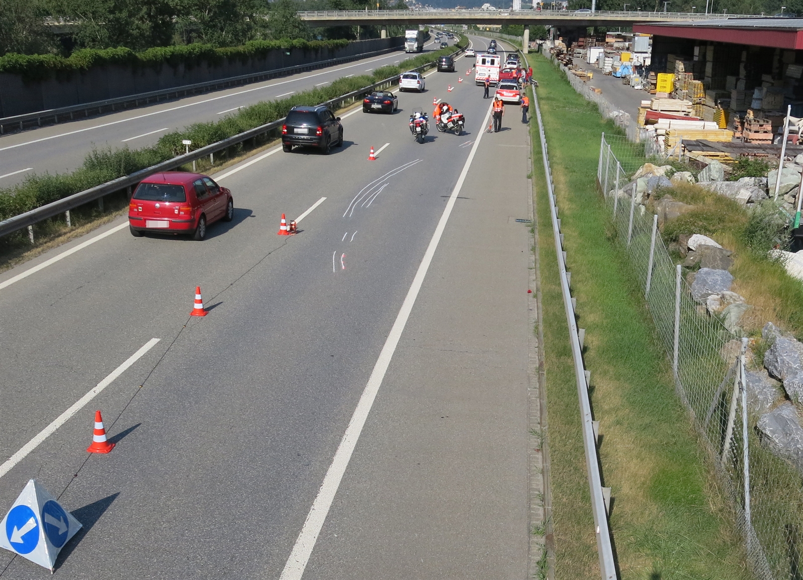 Domat/Ems: Selbstunfall auf der A13 fordert eine Verletzte